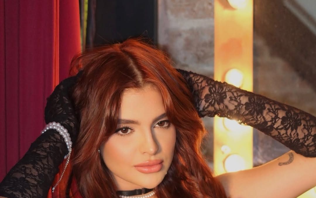 Silvi Saab hot con lencería negra y guantes de encaje - ColorMusic
