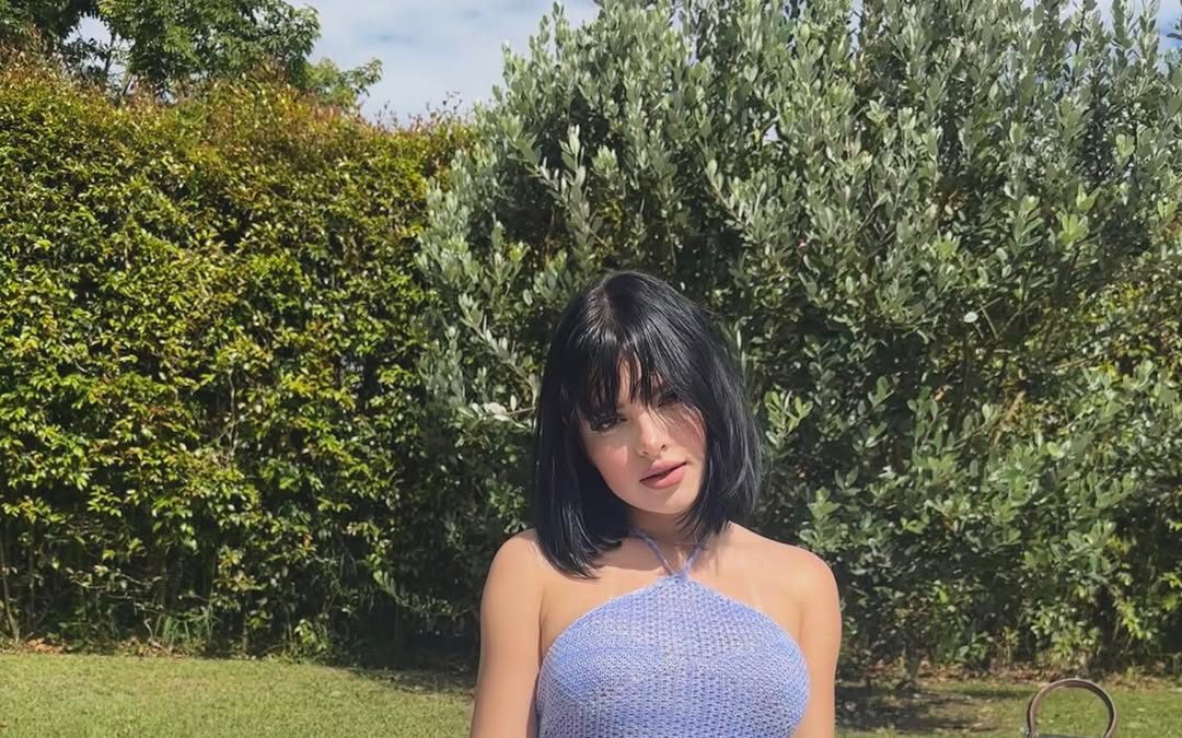 Silvi Saab hot con conjunto azul en un picnic - ColorMusic