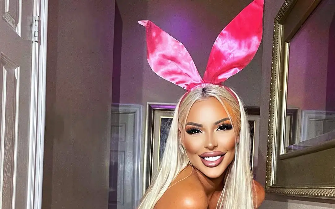 Courtney Taylor como conejita rosa para OnlyFans - ColorMusic