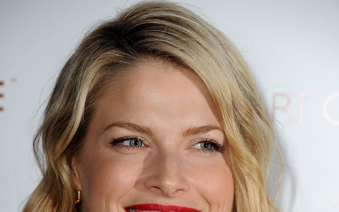 Ali Larter deslumbra con vestido amarillo ajustado - ColorMusic