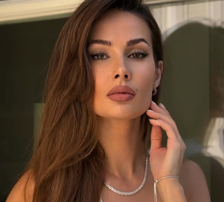 Arina Bernardini Drozdetckaia en elegante vestido blanco con escote ...