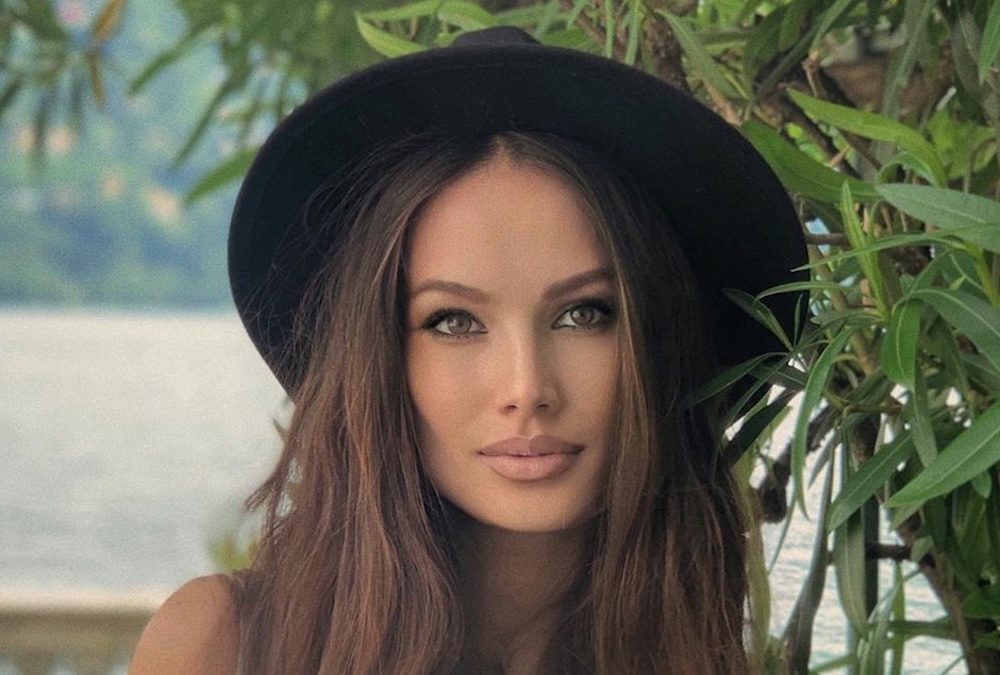 Arina Bernardini Drozdetckaia cautiva con su glamoroso sombrero negro ...