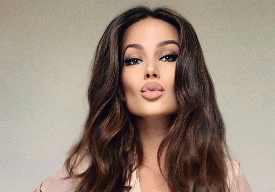 Arina Bernardini Drozdetckaia en seductor vestido de seda - ColorMusic