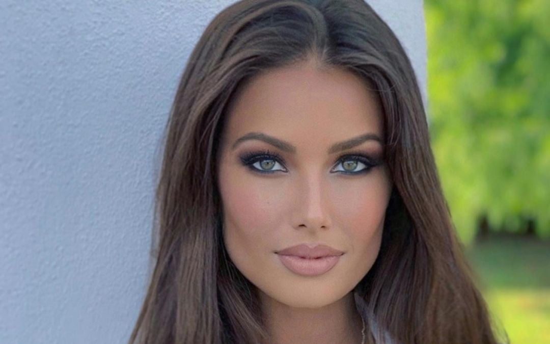 Arina Bernardini Drozdetckaia cautiva con elegante blusa blanca y ...