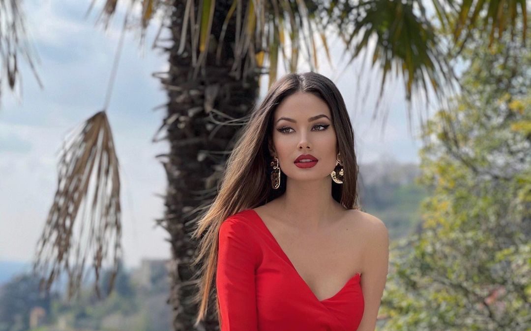 Arina Bernardini Drozdetckaia en deslumbrante vestido rojo con ...