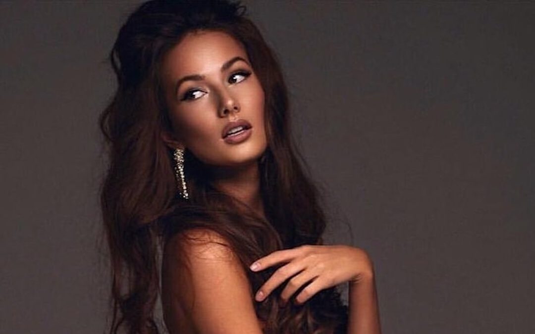 Arina Bernardini Drozdetckaia en minifalda ajustada y top con ...