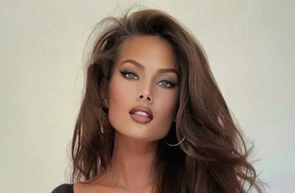 Arina Bernardini Drozdetckaia cautiva con su elegante vestido negro ...