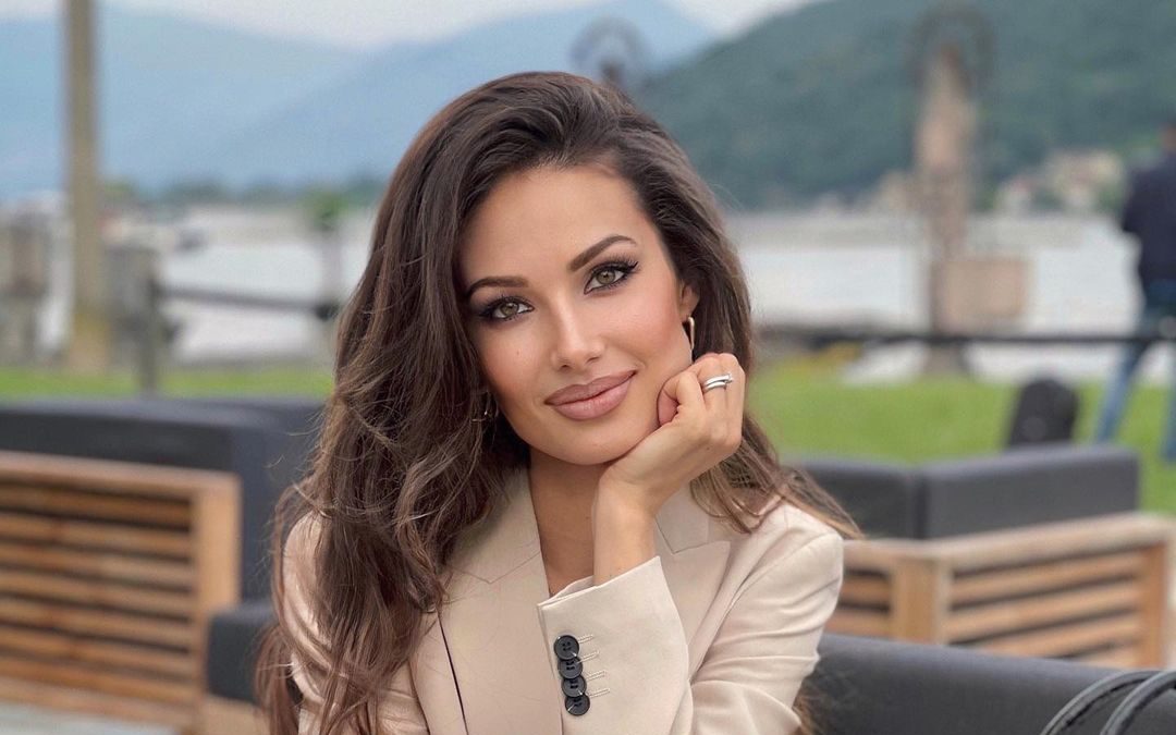 Arina Bernardini Drozdetckaia en elegante abrigo beige - ColorMusic