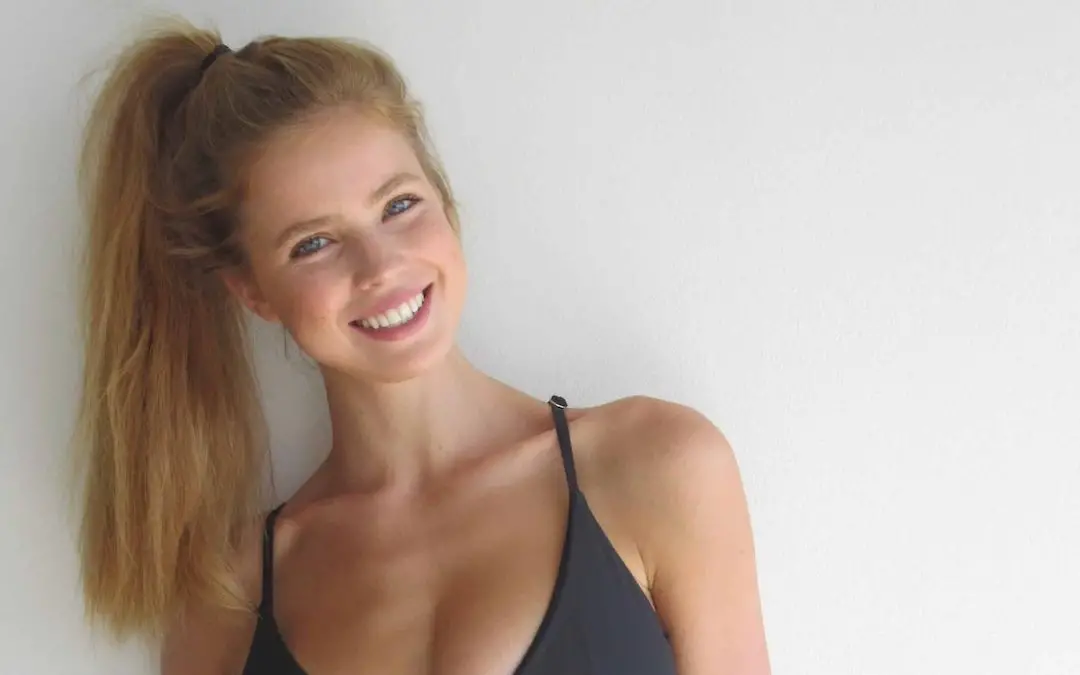 Emily Deyt-Aysage en ajustado bikini negro - ColorMusic