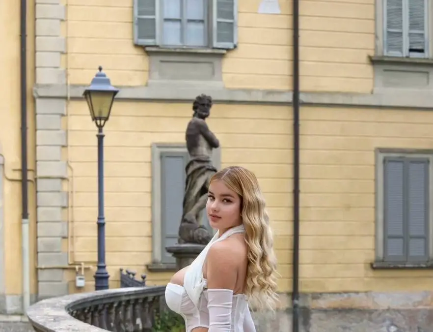 Anastasiya Kvitko en vestido blanco corto 2025 - ColorMusic