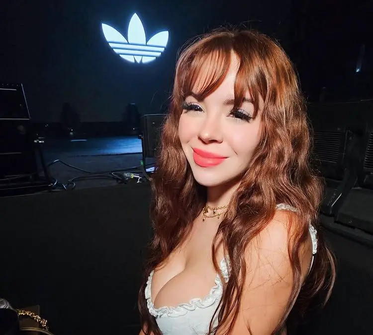 DanyanCat deslumbra con vestido blanco de encaje - ColorMusic