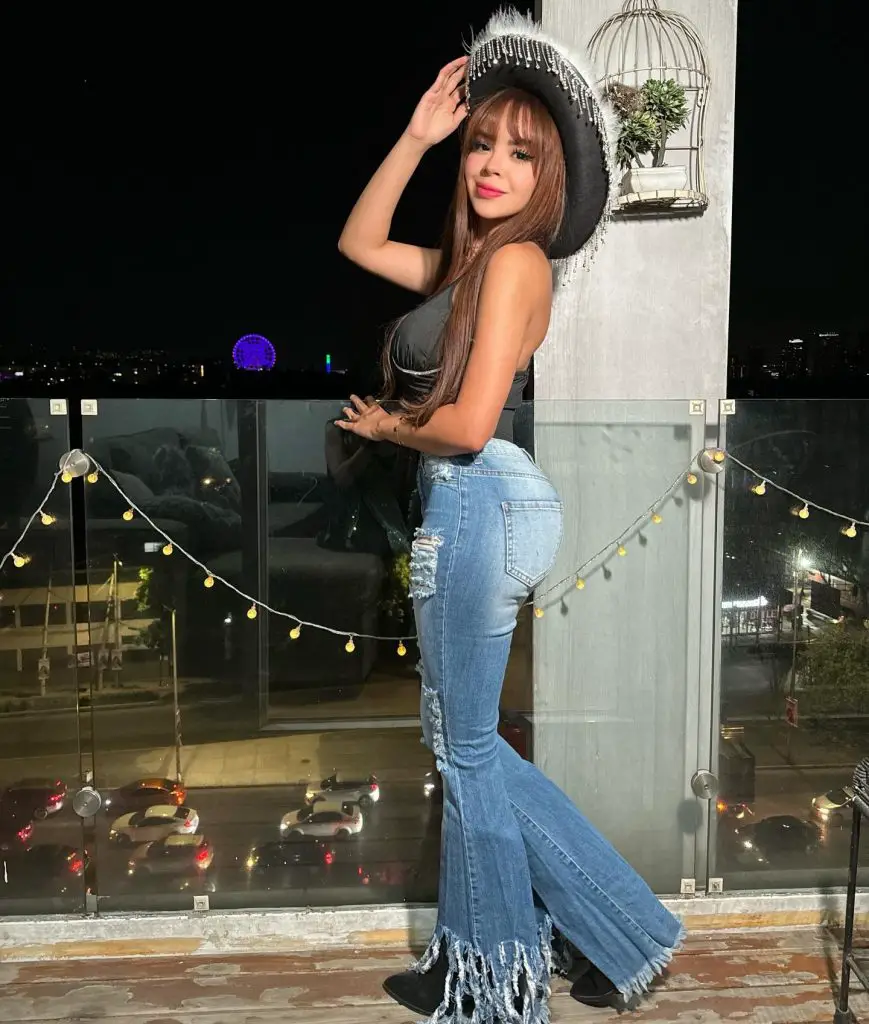 DanyanCat luce jeans ajustados en una noche urbana - ColorMusic