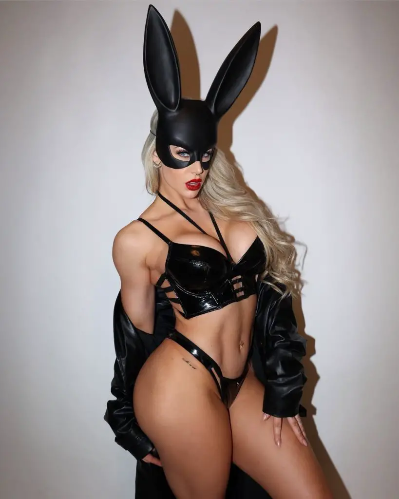 Leo Theresa impacta disfrazada de conejita negra - ColorMusic