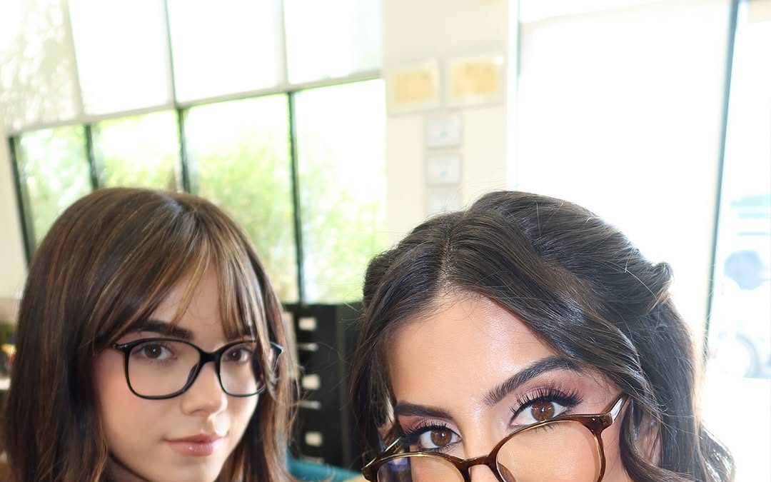 Salome Muñoz y amiga deslumbran en look casual sexy - ColorMusic