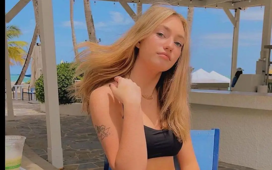 Skylarxraee posa con top negro y short casual en la playa - ColorMusic