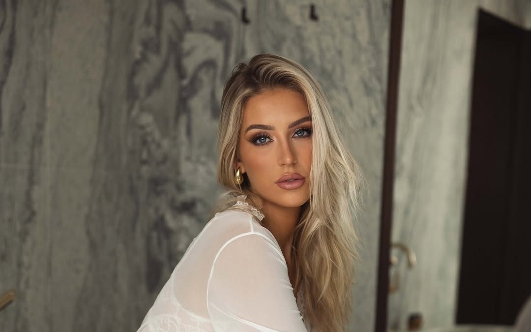 Skyler Simpson cautiva en bata blanca - ColorMusic
