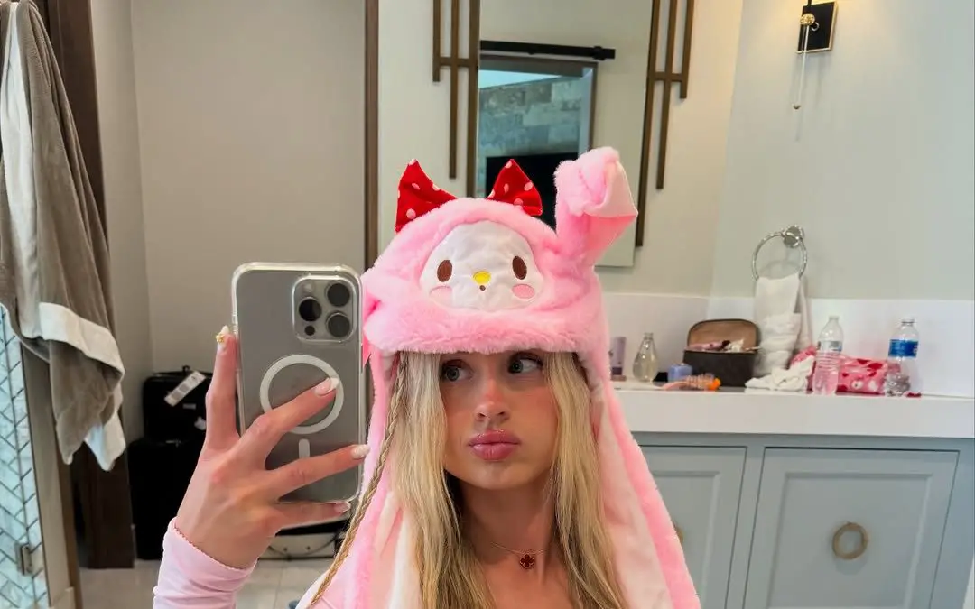 Vega Thompson deslumbra con sensual look rosa en selfie - ColorMusic