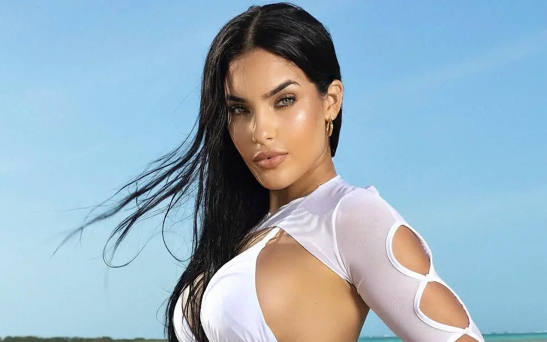 Yeimmy Rodriguez sensual en la playa con bikini blanco - ColorMusic