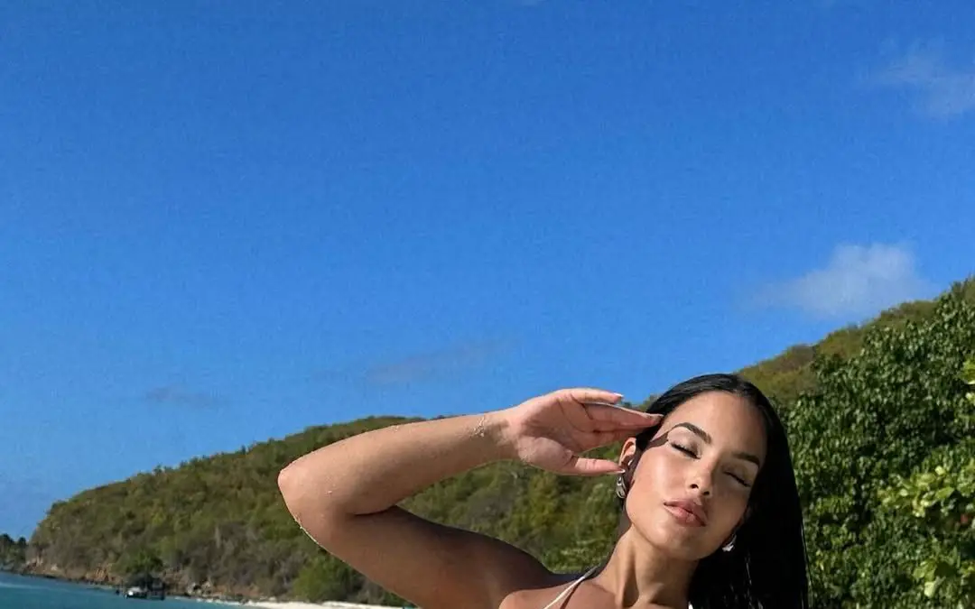 Yeimmy Rodríguez deslumbra con bikini blanco y pose sensual en playa - ColorMusic