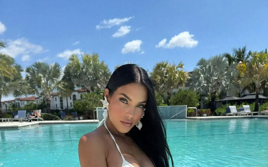 Yeimmy Rodríguez deslumbra en bikini blanco junto a piscina tropical - ColorMusic