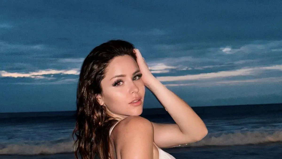 Klei Mora deslumbra en traje de baño blanco en la playa - ColorMusic