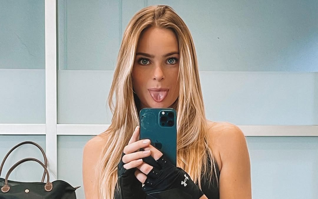 Inna Moll en sensual top negro y pose sugerente - ColorMusic