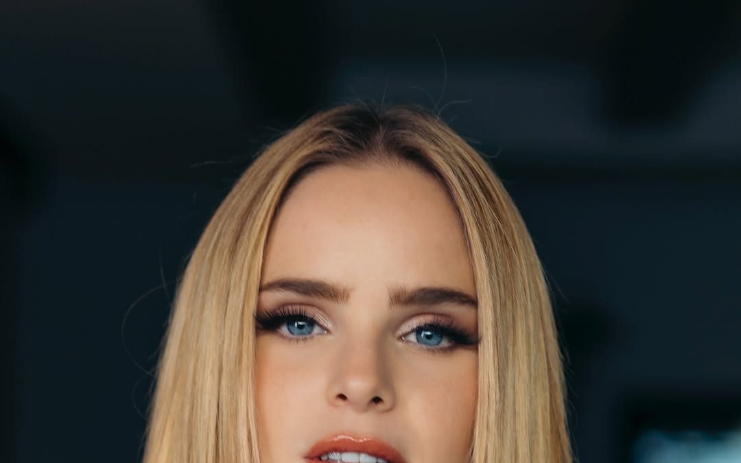 Inna Moll en sensual vestido de lentejuelas que resalta su figura ...