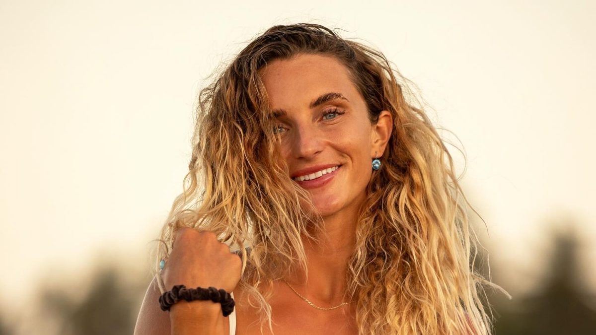 Paula Novotna en bikini blanco crema en la playa al atardecer - ColorMusic