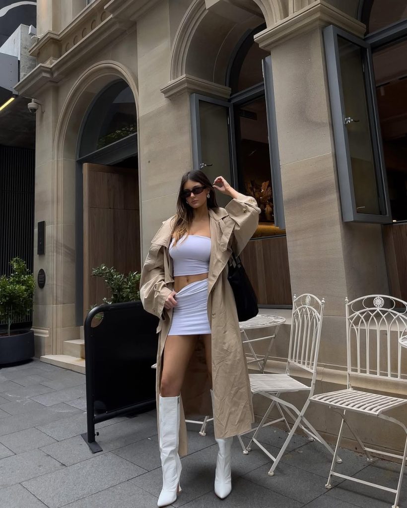 Ella Alexandra Only en minifalda blanca, trench beige y botas altas en ...